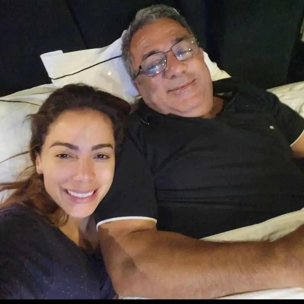 Mauro Machado, pai de Anitta, surge mais magro e festeja novo estilo de ...