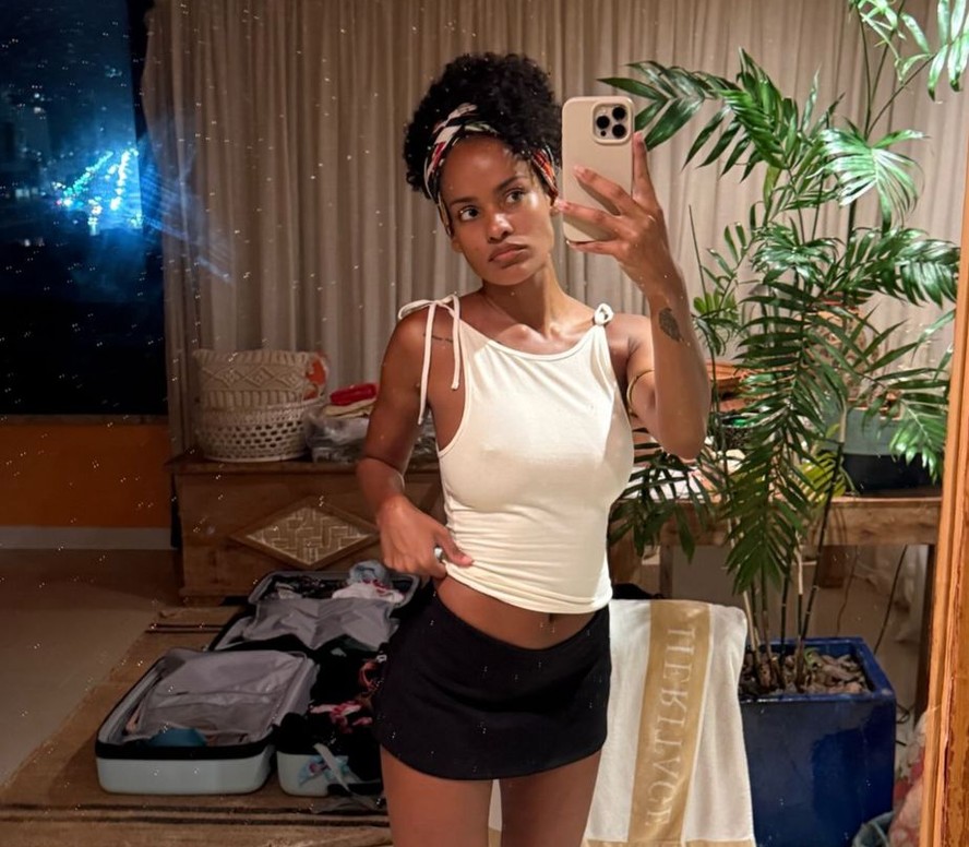 Narah Baptista elege look despojado para curtir a noite carioca