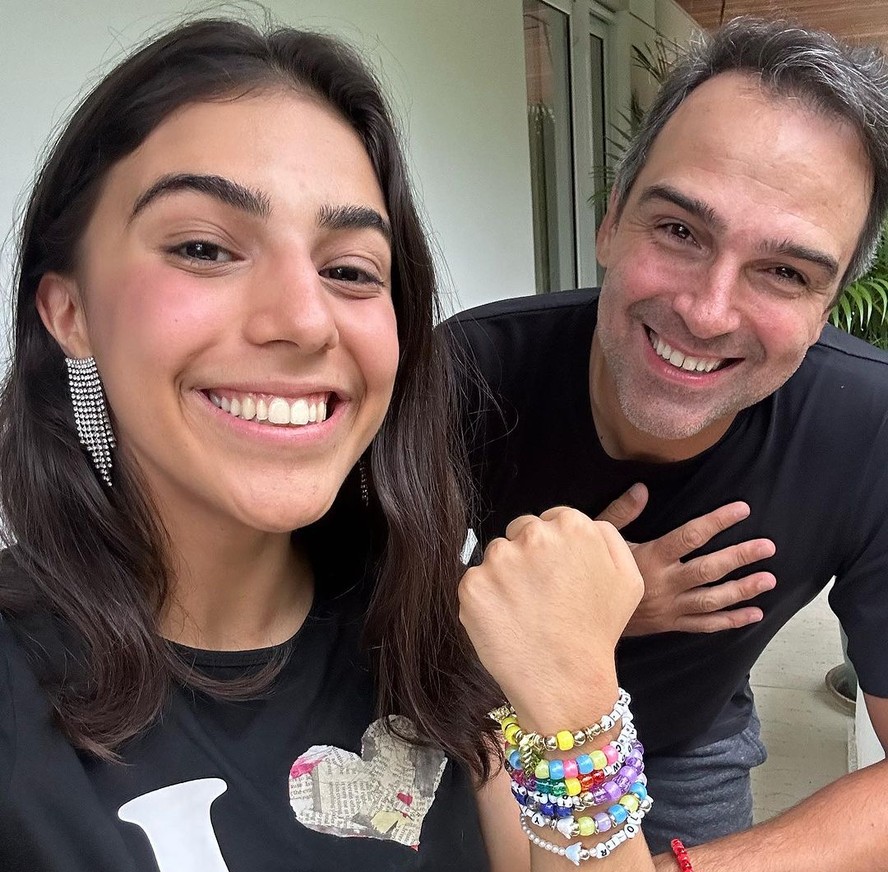 Valentina Schmidt posa com camiseta com iniciais de Taylor Swift e ...