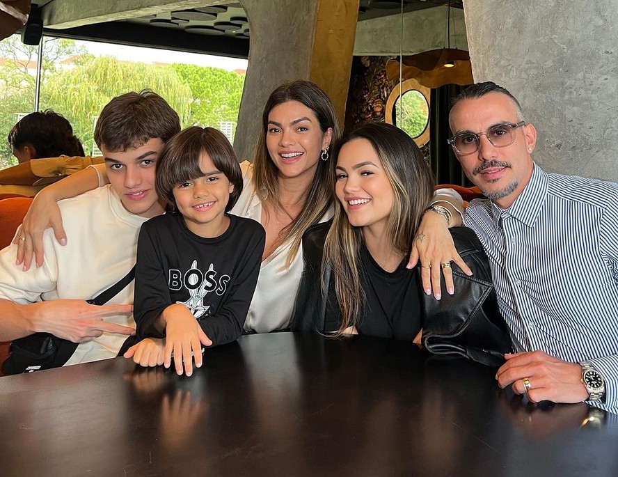 Kelly Key posa ao lado dos filhos e do marido e se derrete pela família ...