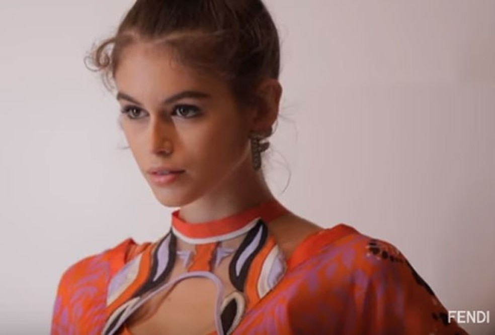 Kaia Gerber, Adut Akech e Anok Yai nos bastidores da campanha da Fendi