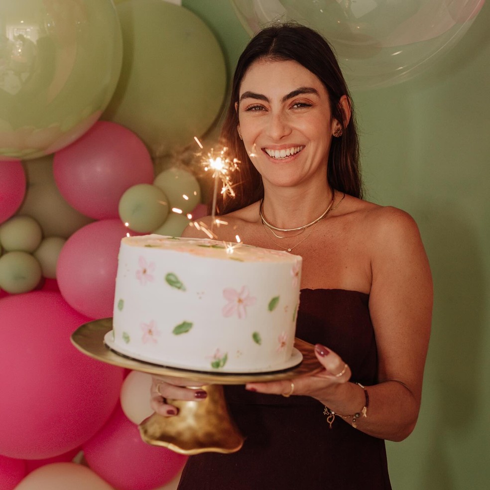 Mariana Uhlmann celebra aniversário em família e Felipe Simas se ...