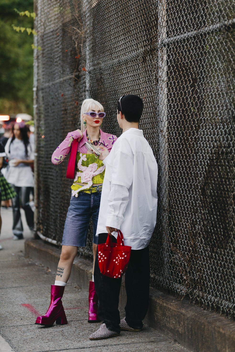 Jorts: saiba como usar a peça que vai dominar o verão 2024