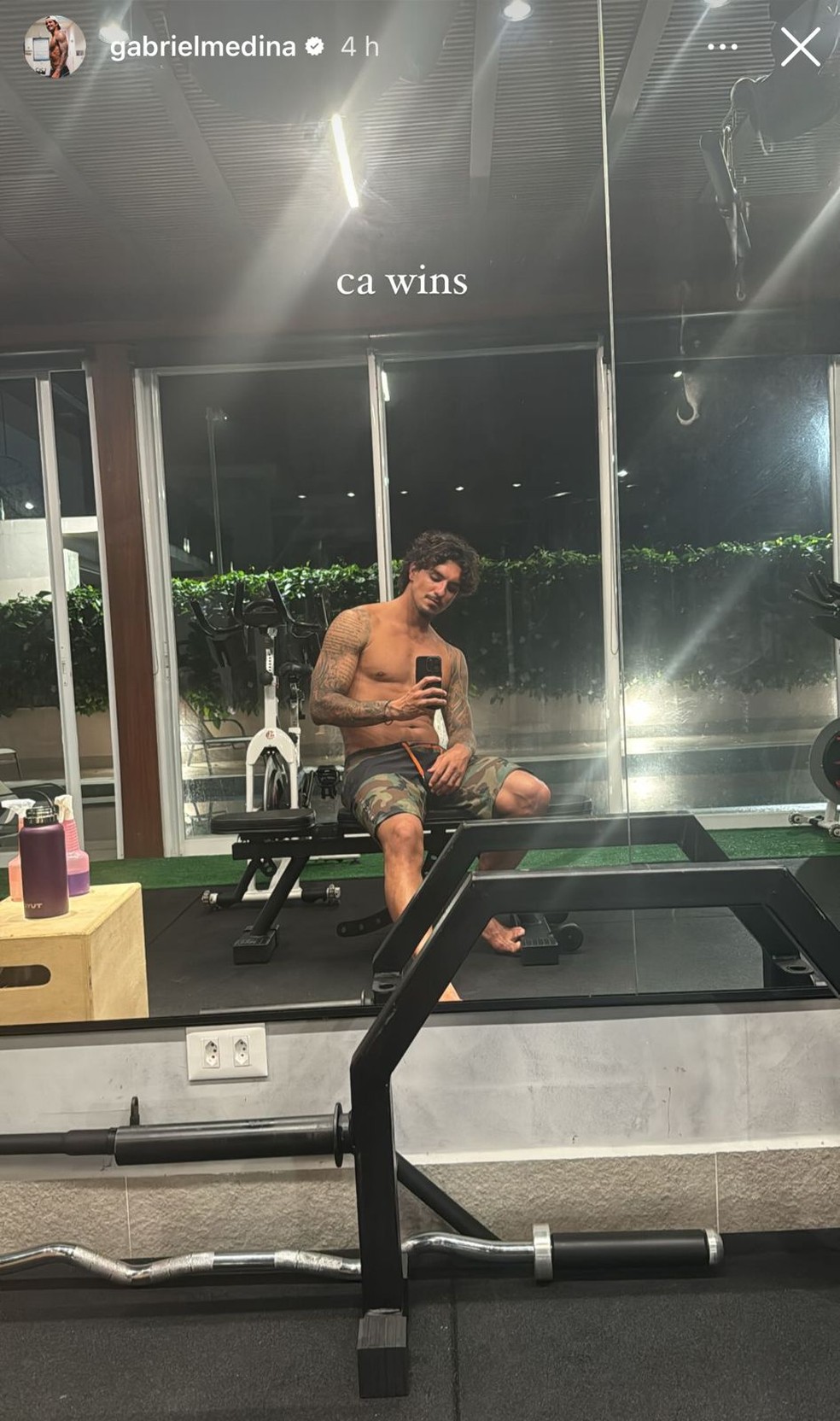 Gabriel Medina treina em academia de sua mansão e se refresca na piscina