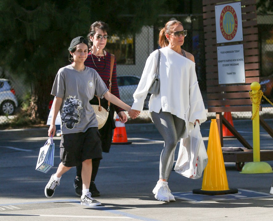 Jennifer Lopez elege look casual para dia de compras com a filha Emme ...