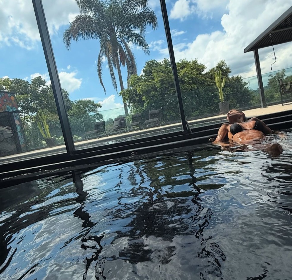 Deborah Secco abre álbum de 'mini férias'