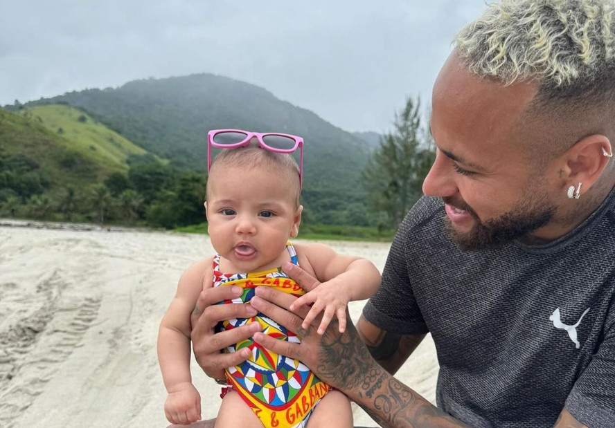 Neymar curte dia na praia com Mavie: 'Minha vida'