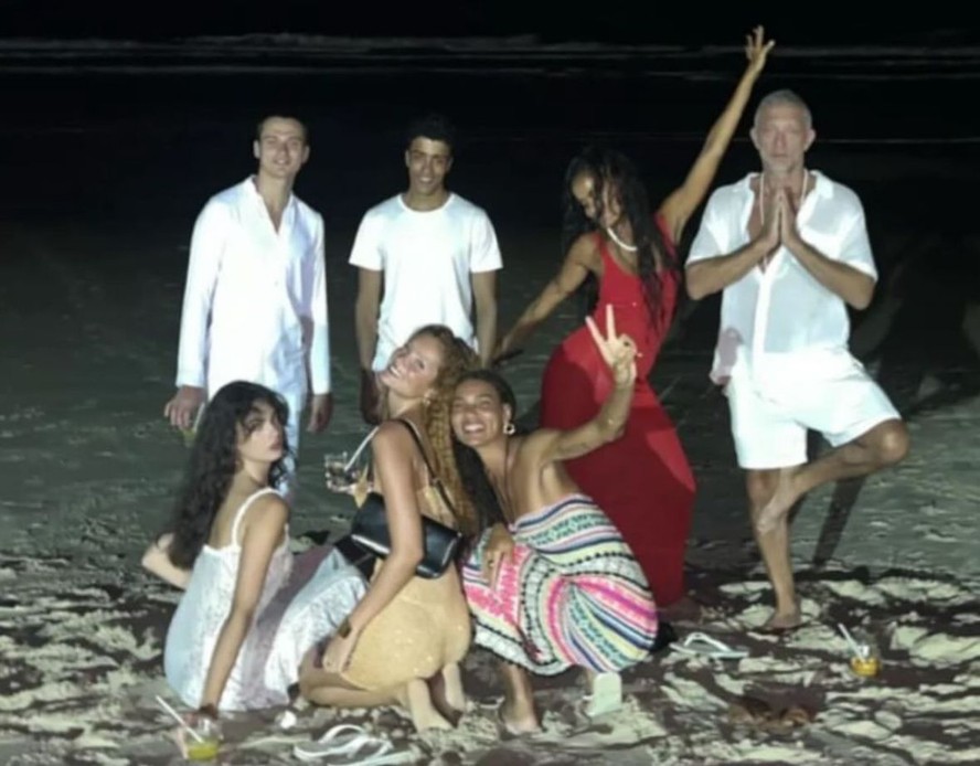 Narah Baptista mostra clique do Ano Novo com Vincent Cassel no Brasil