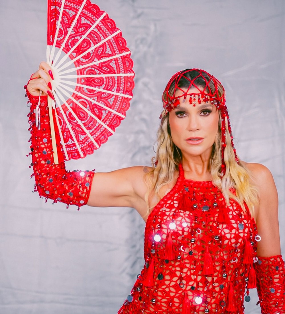 Flávia Alessandra exibe look para mais um ensaio de rua da Salgueiro