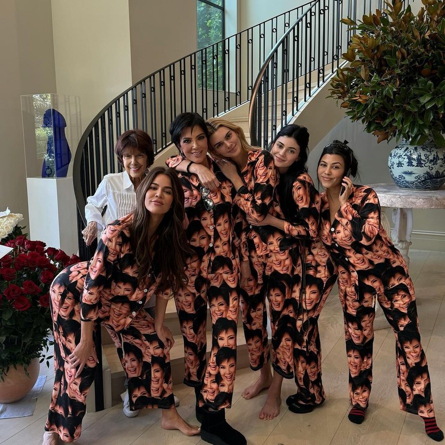 Kris Jenner vira estampa divertida de pijama das Kardashians e causa ...