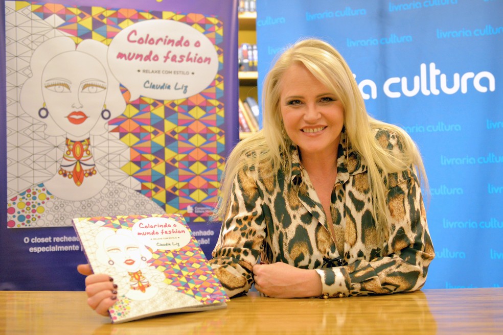 Cláudia Liz recebe amigos do mundo fashion para lançamento de livro