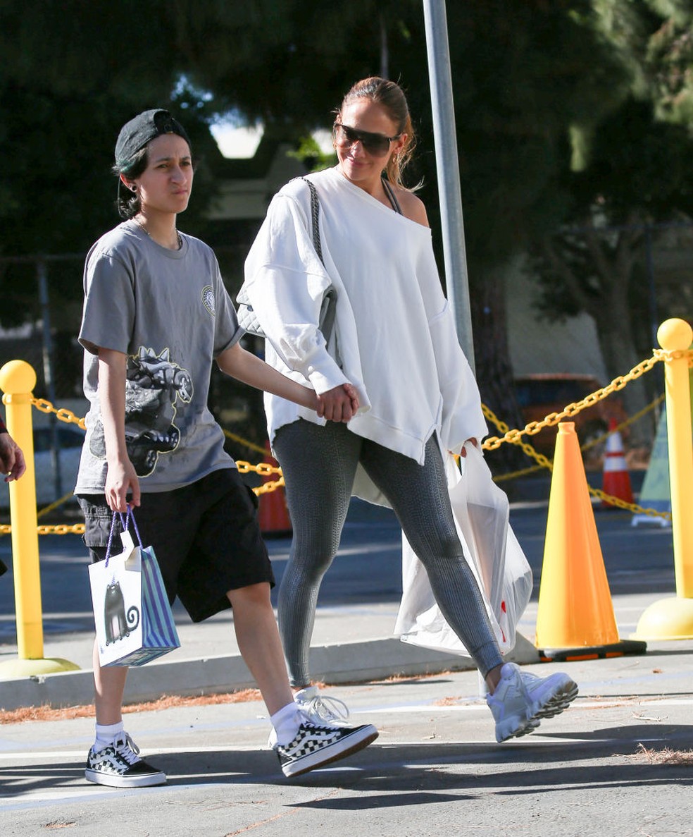 Jennifer Lopez elege look casual para dia de compras com a filha Emme ...