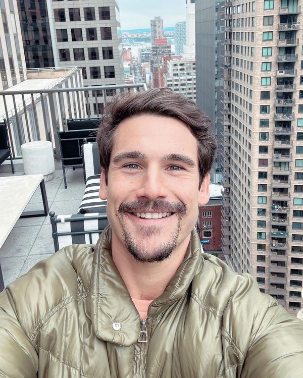 Nicolas Prattes abre álbum de viagem a Nova Iorque com elenco de 'Fuzuê'