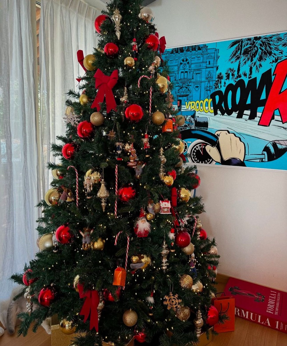 Kelly Piquet exibe decoração de Natal em sua casa