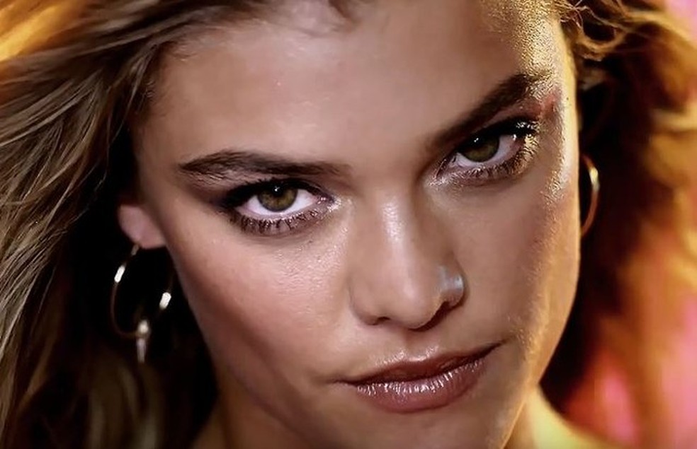 Nina Agdal sensualiza o corpão em vídeo de lingerie