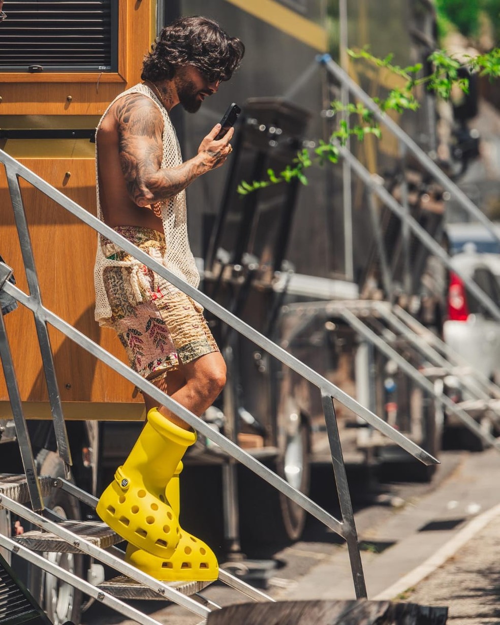 Maluma posa com bota grifada de quase R$ 8 mil