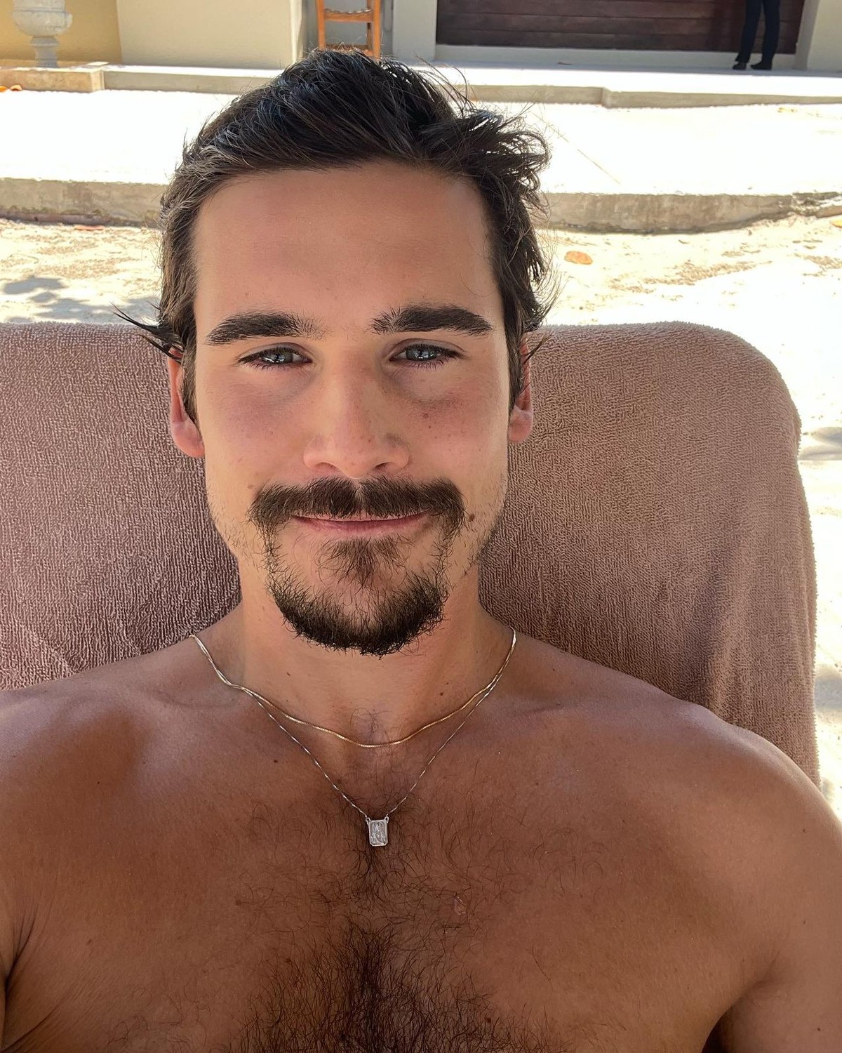 Nicolas Prattes inicia o fim de semana renovando as energias