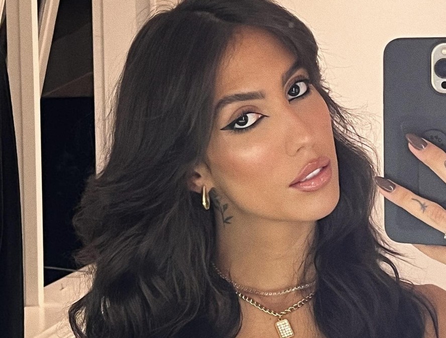 Gabi Brandt para a web ao exibir megaprodução de beleza