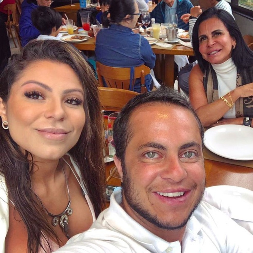 Thammy Miranda posa com esposa e mãe e se declara: 