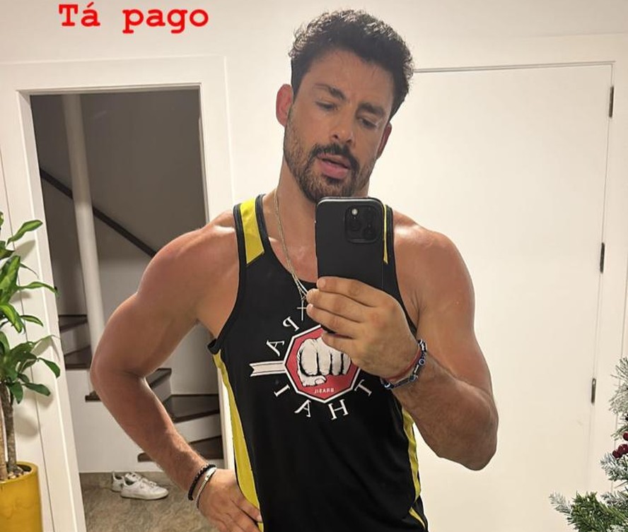 Cauã Reymond exibe pós-treino no segundo dia do ano: 'Tá pago'