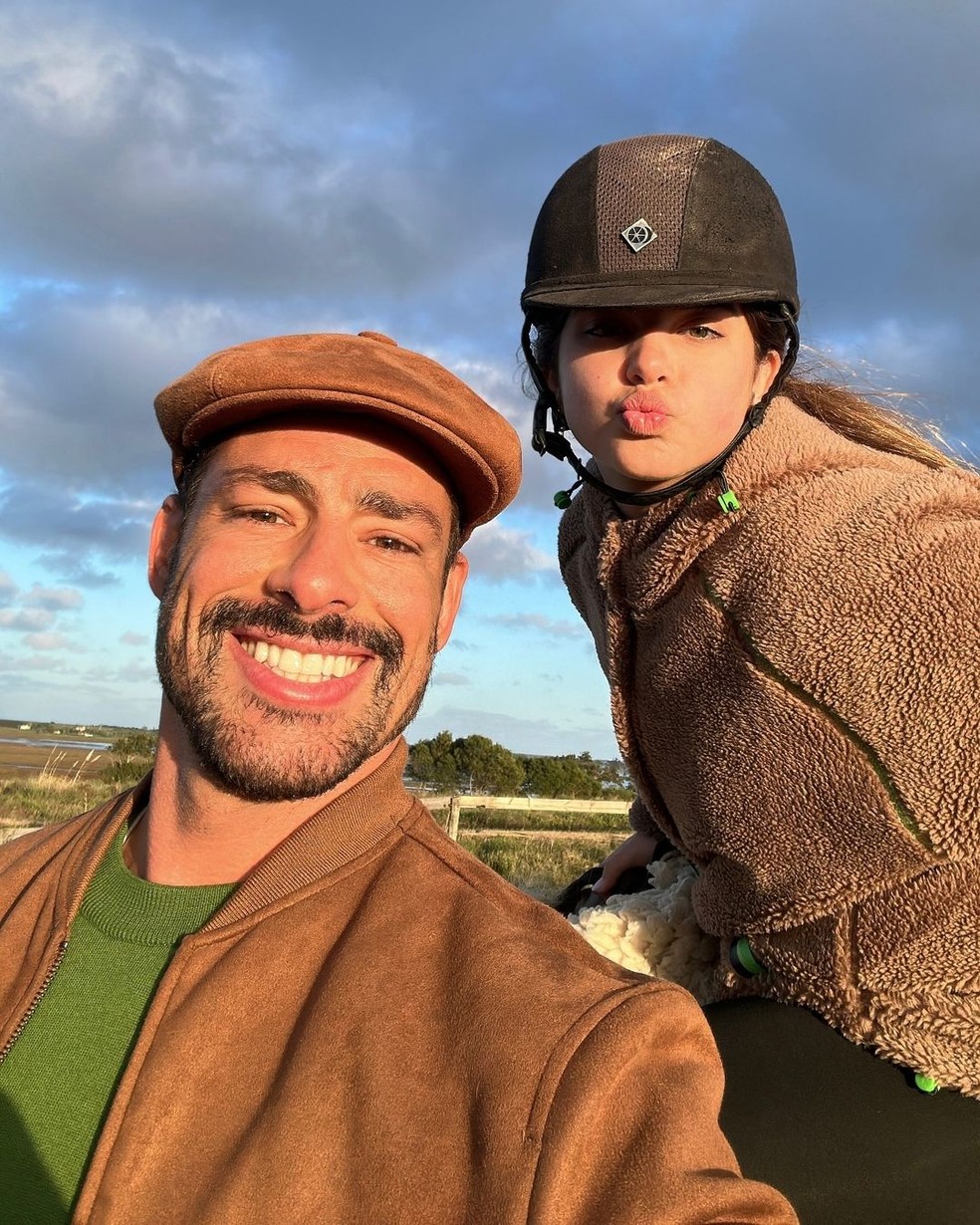 Cauã Reymond compartilha álbum de viagem com a filha, Sofia