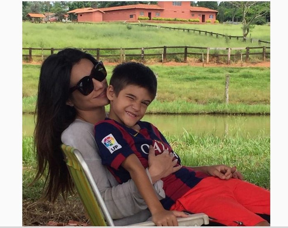 Cleo Pires posta foto em família na fazenda