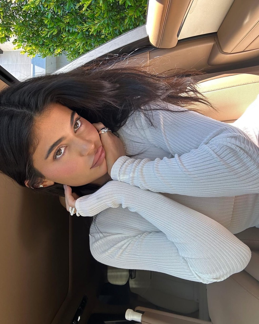 Kylie Jenner exibe registros versáteis com looks diferentes