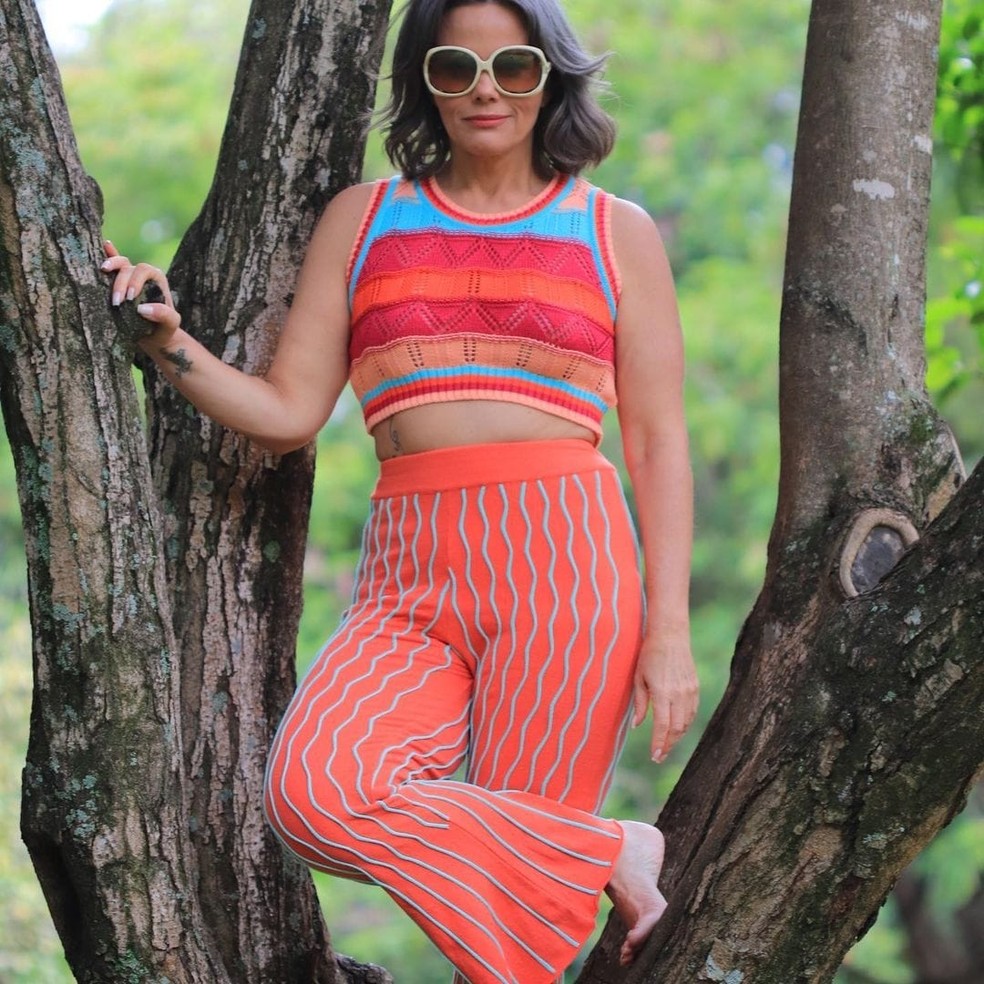 Maria Cândida sobe em árvore para celebrar a vida