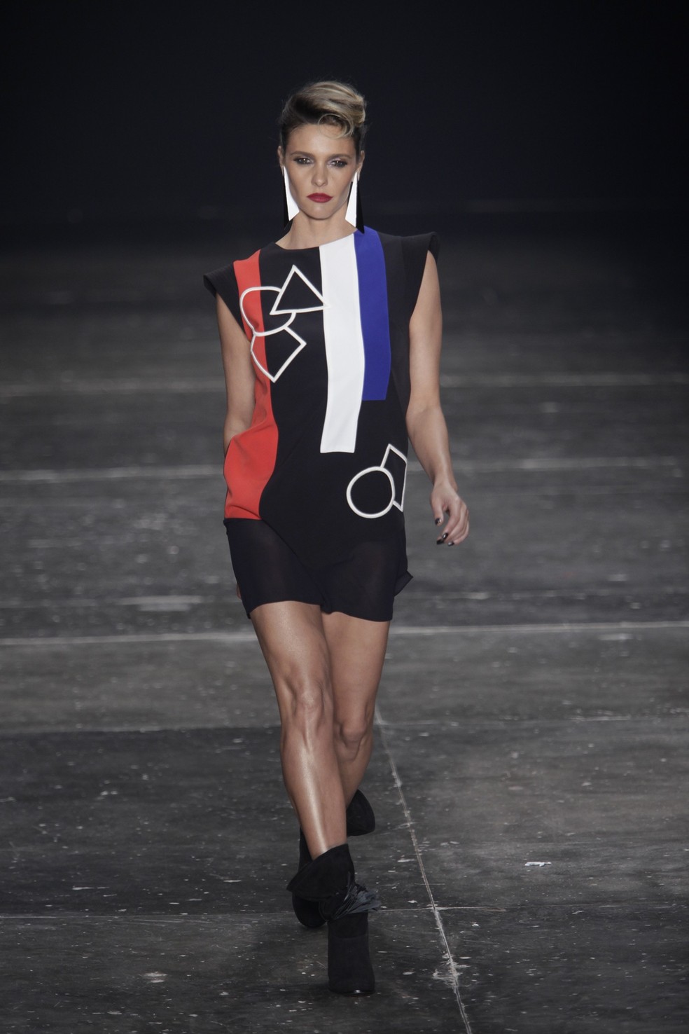 Fernanda Lima resgata sua porção modelo e posa no backstage do SPFW