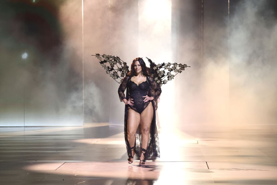 Modelo plus size Ashely Graham estreia no Victoria's Secret Fashion Show 2024