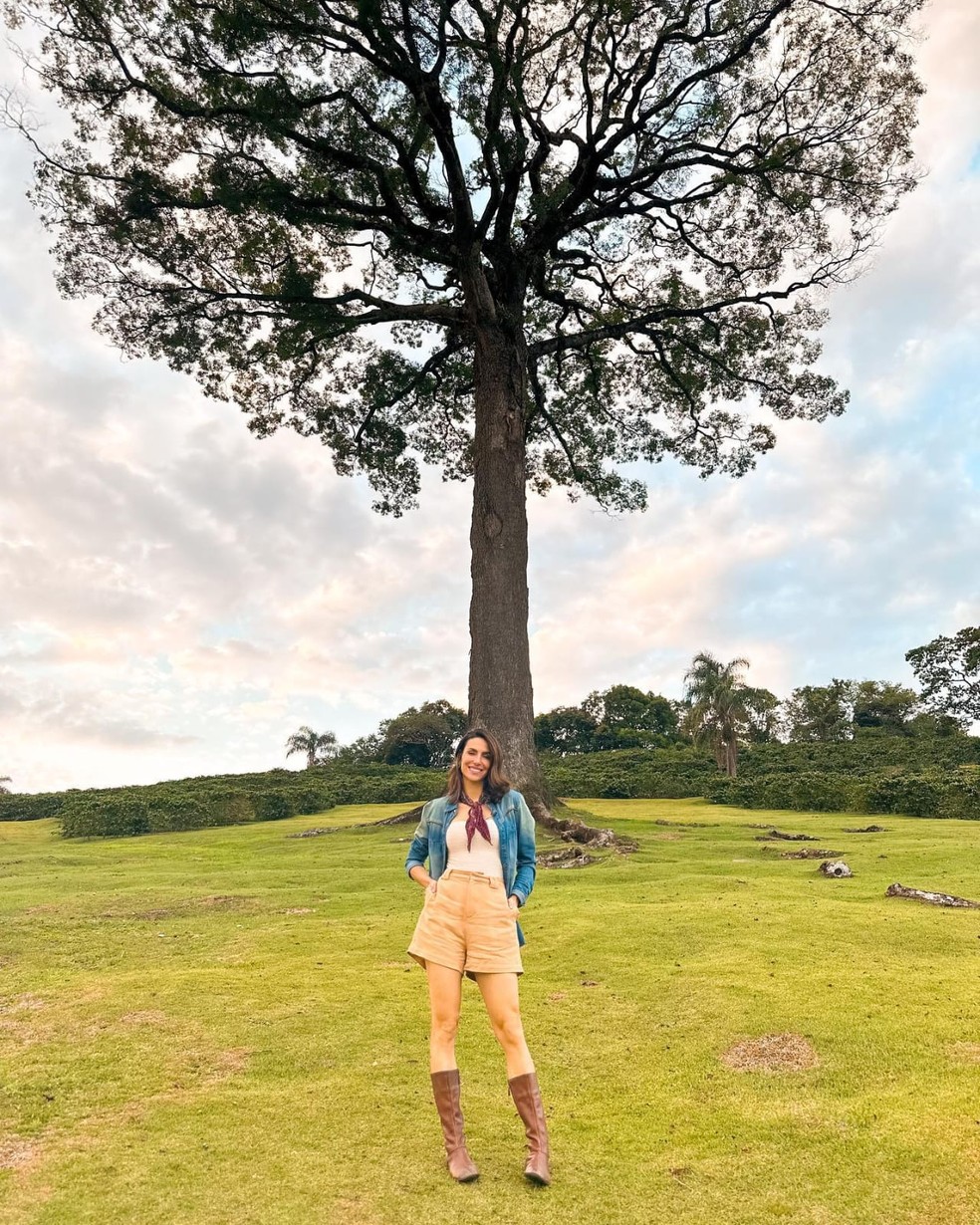 Mel Fronckowiak exibe registros em fazenda luxuosa
