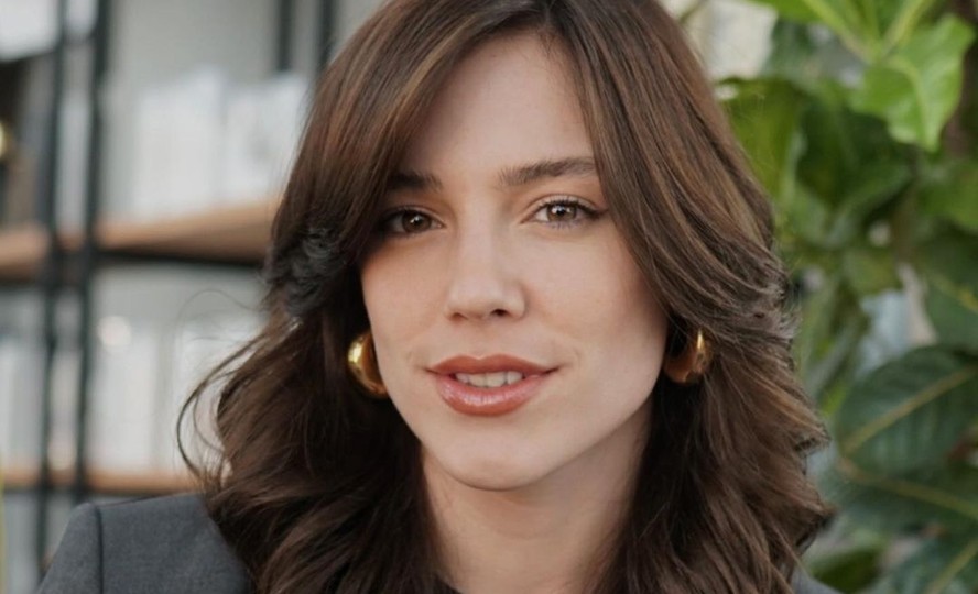 Alice Wegmann posa para clique encantador em frente ao espelho