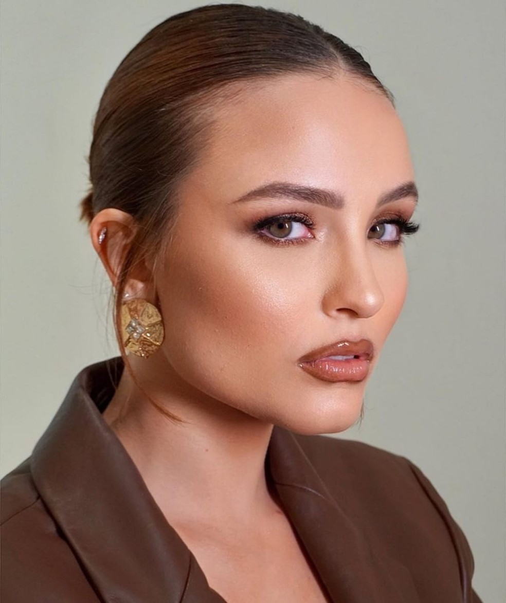 Larissa Manoela rouba a cena ao exibir ensaio com look marrom