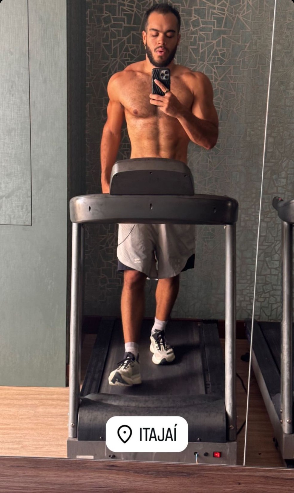 Francisco Gil sua em esteira após perder 35 kg