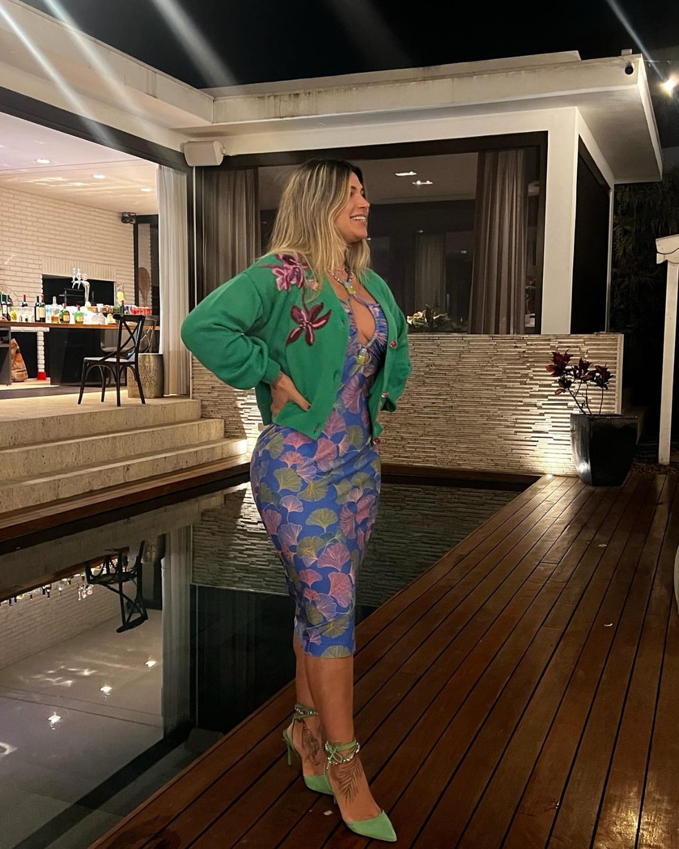 Dani Souza esbanja elegância ao posar em mansão luxuosa