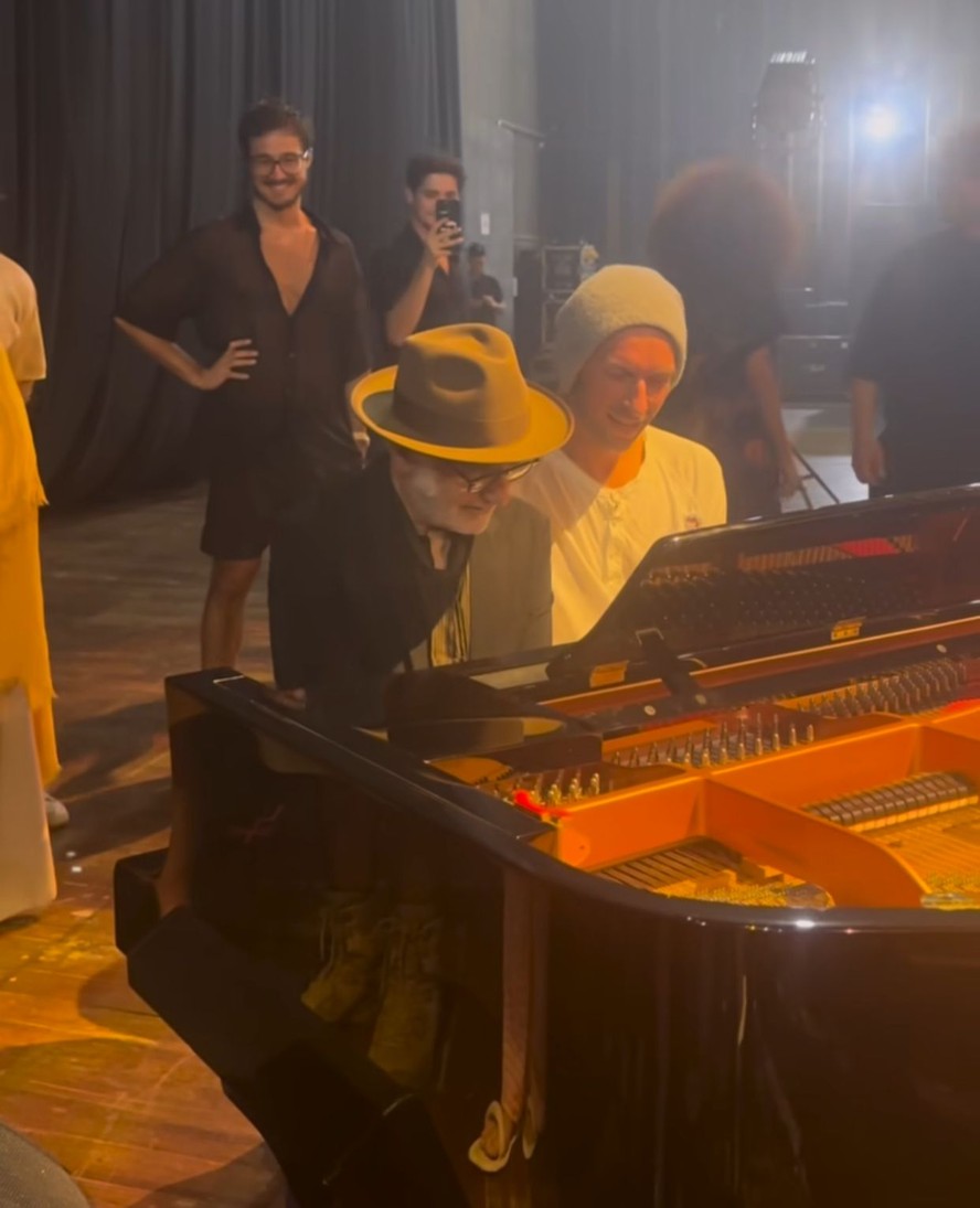 Chris Martin e Tiago Iorc apreciam noite musical entre amigos