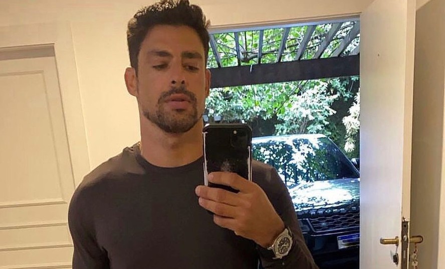 Cauã Reymond exibe cliques versáteis e pede a opinião dos fãs: 'Qual ...