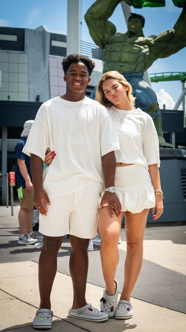 Endrick e namorada Gabriely Miranda se divertem no Universal Orlando Resort