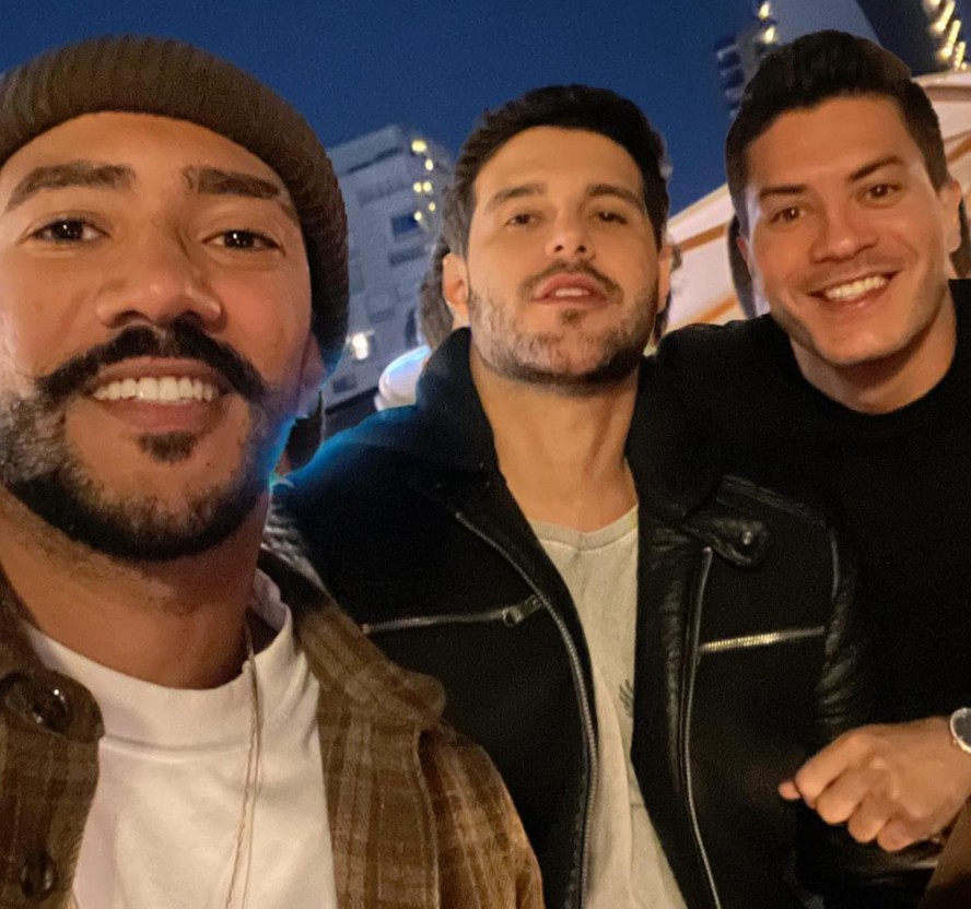 Ex-BBBs Arthur Aguiar, Rodrigo Mussi e Alface aproveitam noite juntos em SP