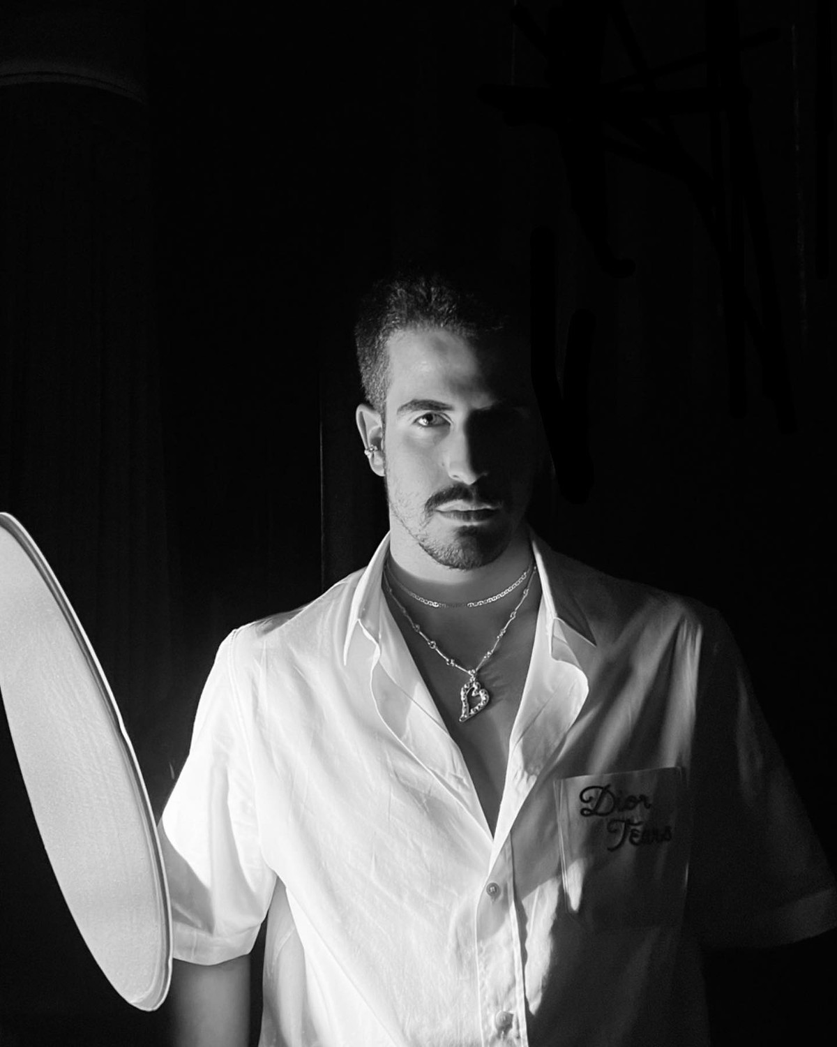 Enzo Celulari para a web com ensaio em P&B