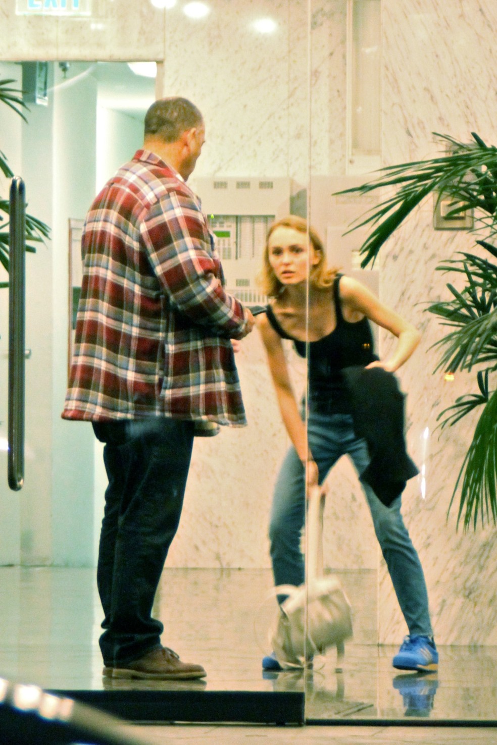 Lily-Rose Depp chama atenção pela magreza excessiva em cliques de paparazzi