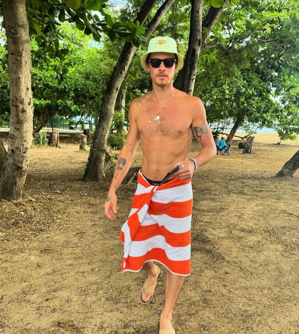 Após apresentação no Rock in Rio, Shawn Mendes curte praia na Bahia