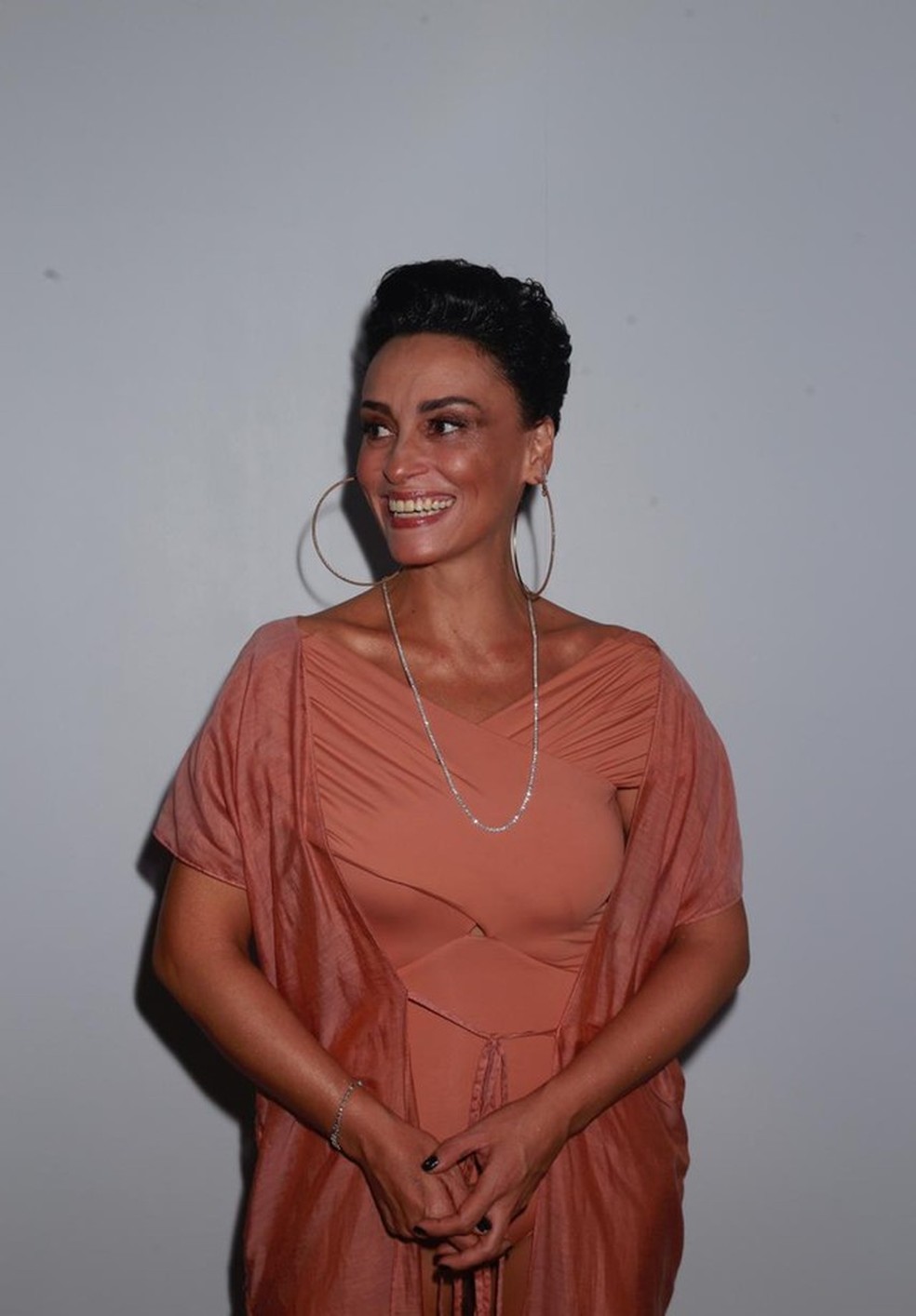 Aos 43 anos Suzi Pires desfila beachwear: “sou gostosa de qualquer jeito”