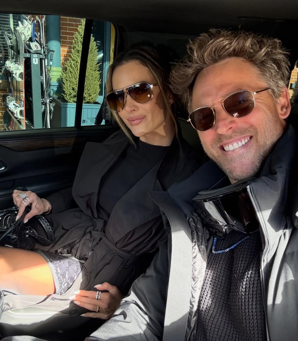 Alessandra Ambrosio protagoniza beijo romântico com Buck Palmer na neve ...