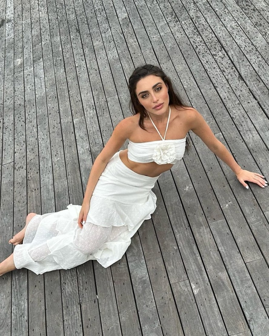 Elisa Zarzur para a web com look all white de fim de ano