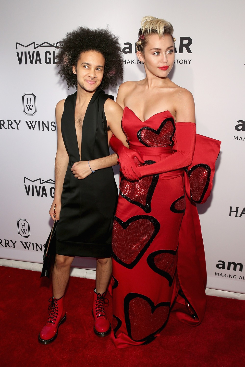 Miley Cyrus aposta em look cheio de corações e costas decotadas para gala