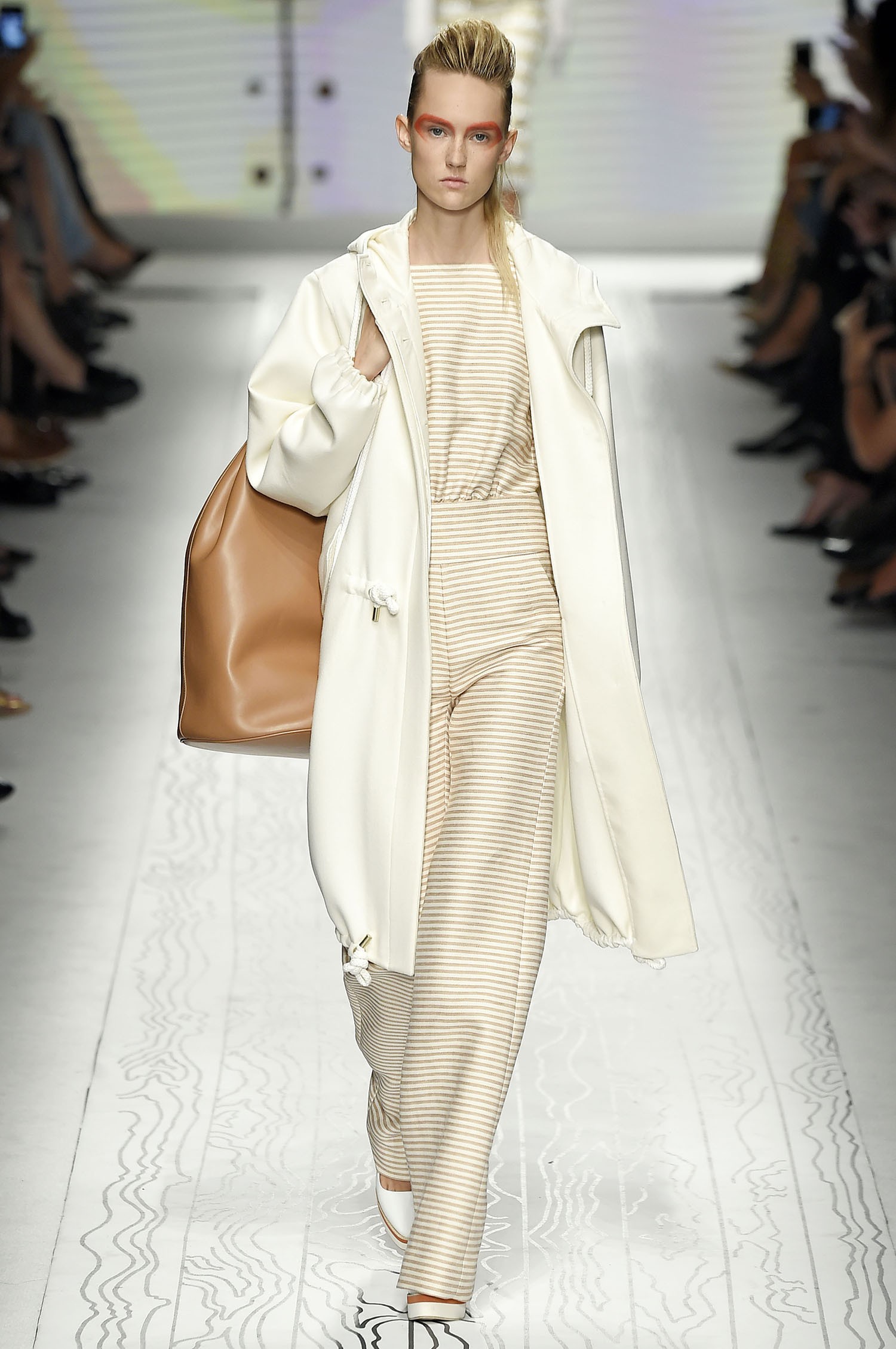 Max Mara explora o tema marinheiro pelo viés literário