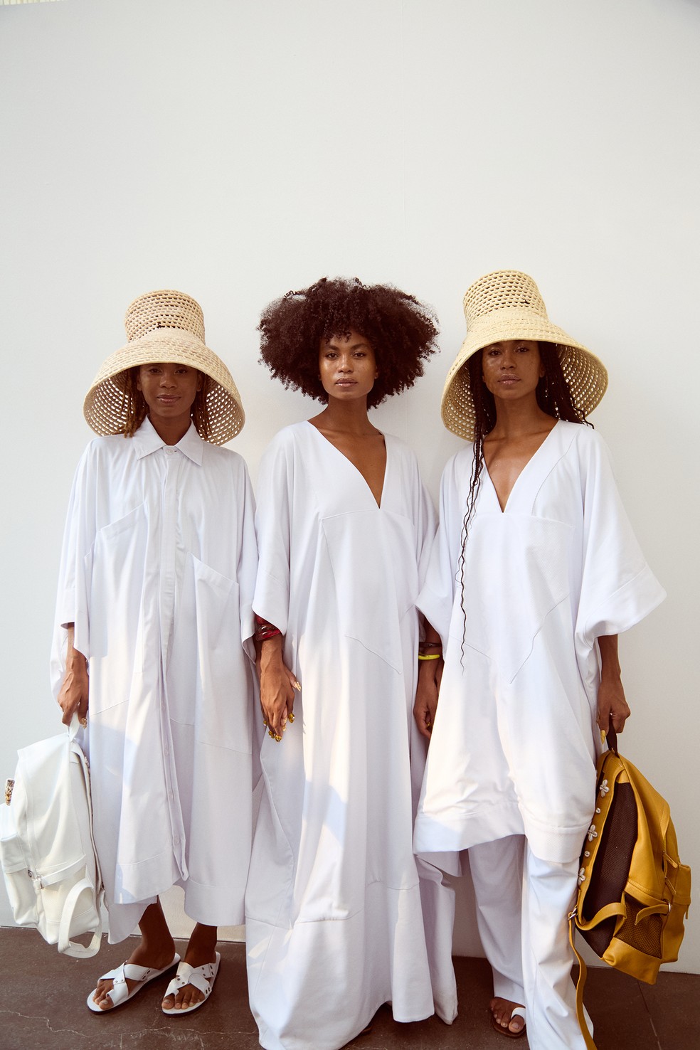 Um mergulho pelo backstage do desfile de Isaac Silva