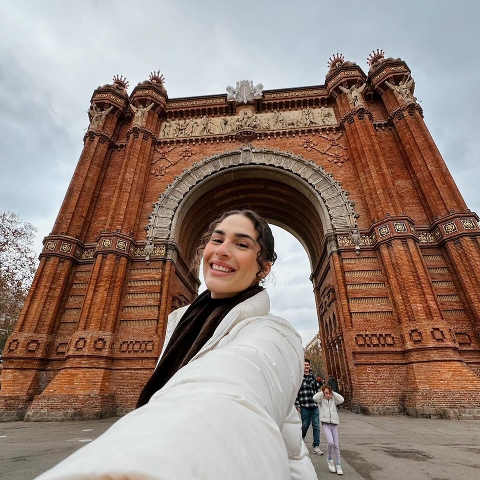 Lívian Aragão celebra início de viagem romântica ao lado do namorado