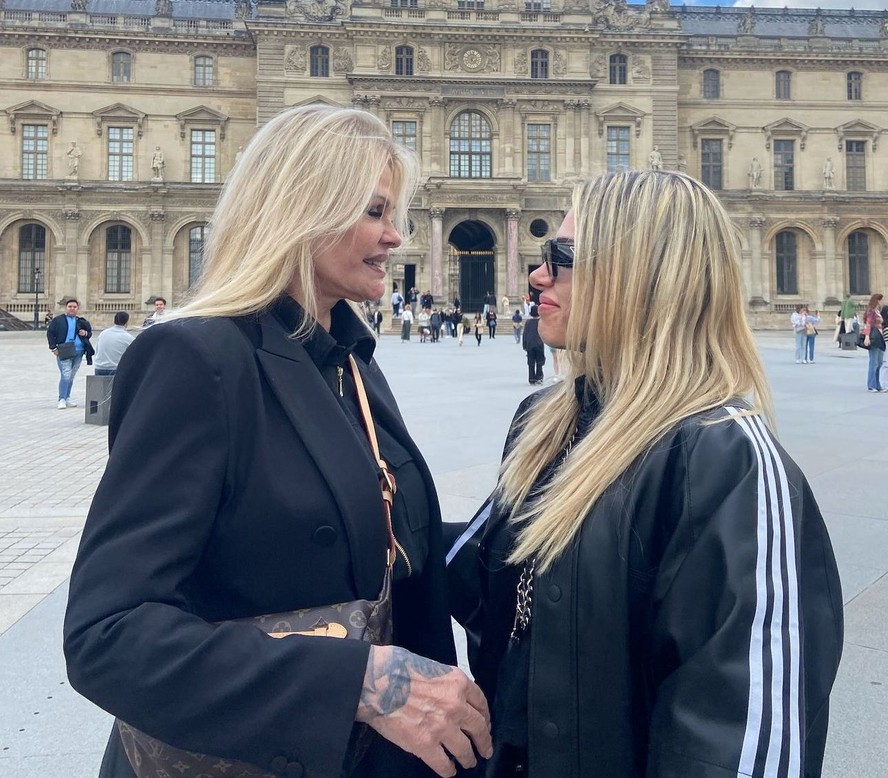 Monique Evans abre álbum de viagem a Paris com a esposa, Cacá Werneck